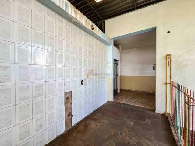 Casa comercial localizada no Centro