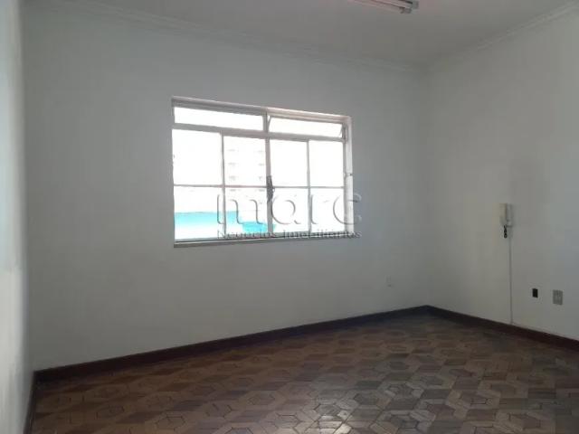 Casa comercial na Vila Nova Conceição, nas proximidades do parque Ibirapuera, com acesso via escada