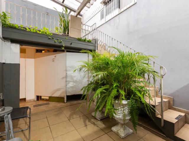 Casa comercial na Alameda dos Pamaris, N. 153 • 400 m²