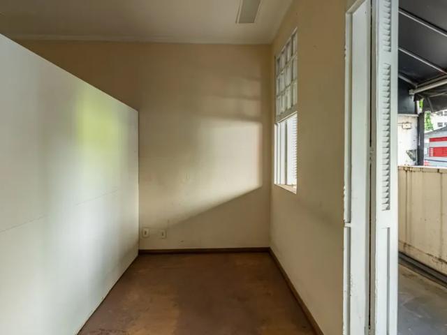 Casa comercial na Rua Batataes, N. 189 • 180 m²