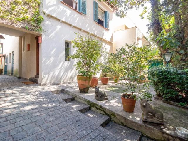 Casa comercial na Rua Rita Joana de Sousa, N. 513 • 270 m²