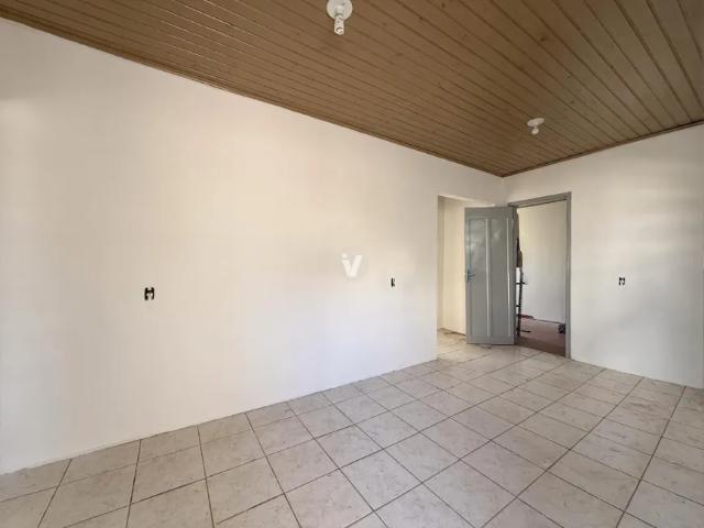 Casa comercial na Rua Tuiuti para locação, com pátio e amplo espaço!