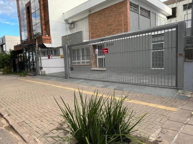 Casa comercial no miolo do bairro Menino Deus
