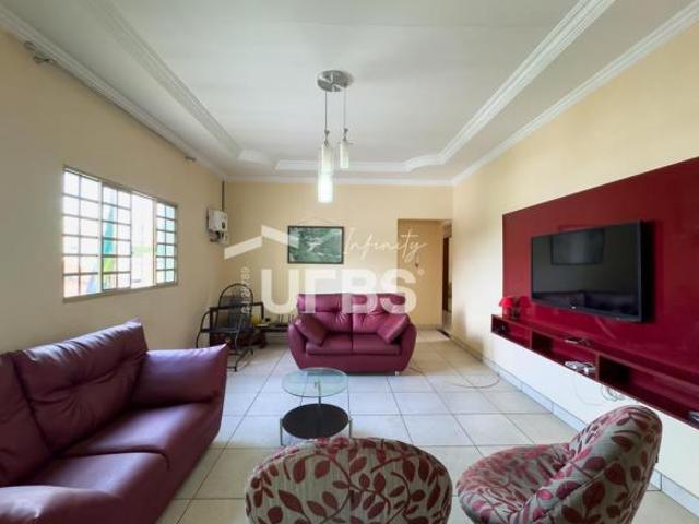 Casa + Comercial no Setor Oeste – 5 Quartos e Excelente Potencial de Renda