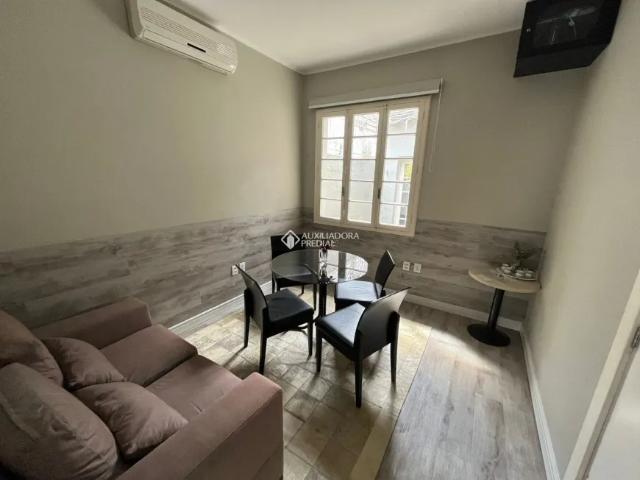 Casa comercial no bairro Petrópolis, com excelente localização, contem salas privativas, split em to