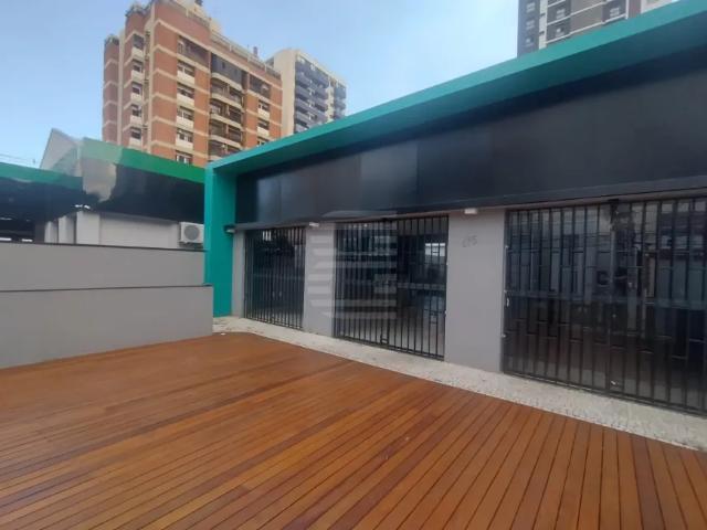 Casa Comercial para alugar no Cambuí, com salão amplo, recepção, 6 banheiros