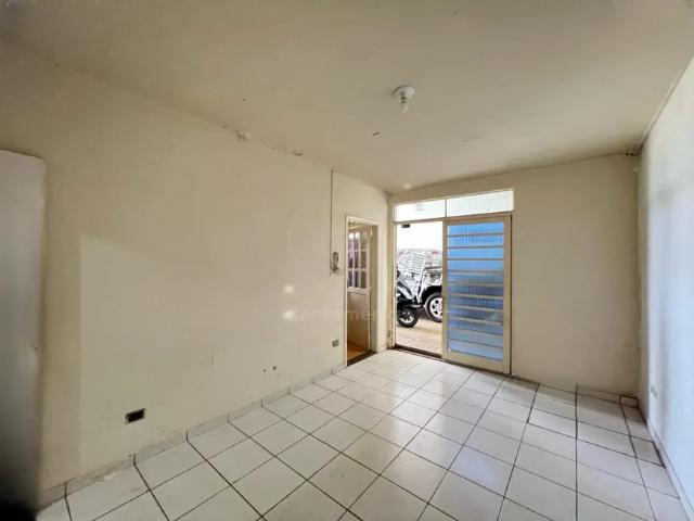 Casa comercial para locação com 4 salas no Jardim Shangri la A, Região Oeste de Londrina