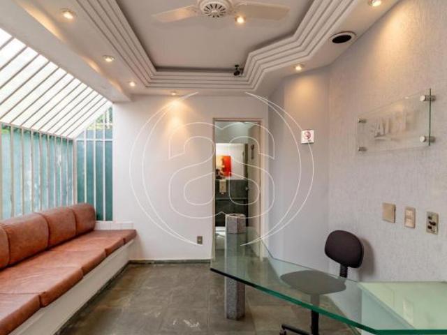 Casa comercial para locação na Saúde com recepção, diversas salas e excelente distribuição!
