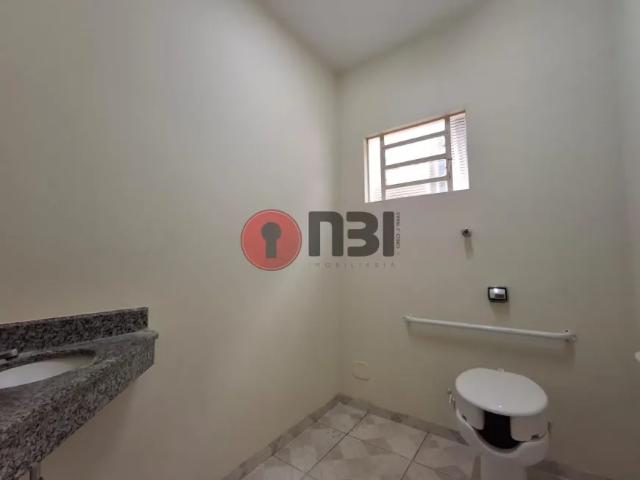 Casa comercial para locação no Bairro Vila Aeroporto recepção salas banheiro PCD