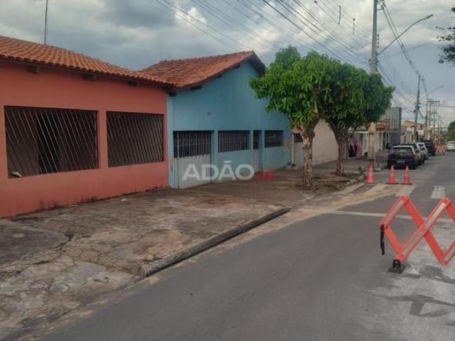 CASA COMERCIAL PARQUE ATHENEU Casa de Rua com 4 Quarto s por R$ 550000.00 no setor Parque Atheneu T
