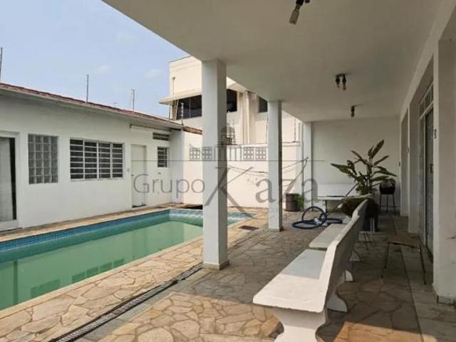 Casa Comercial Residencial em Jacareí
