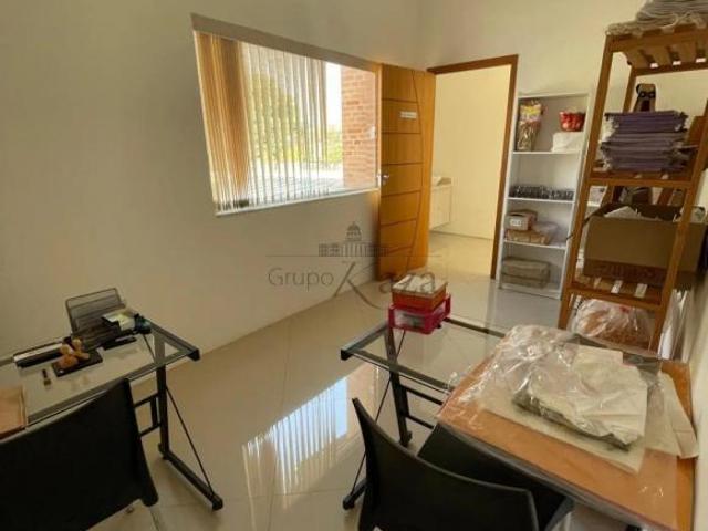 Casa Comercial Residencial Holambra 5 Dormitórios 230m²