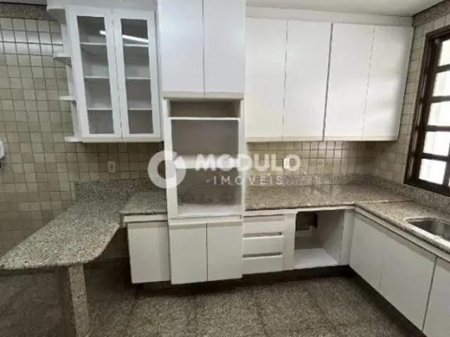Casa comercial/residencial estilo sobrado disponivel para locação no bairro Fundinho