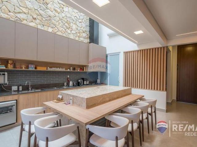 Casa Compacta e Moderna ao Lado do Colégio Porto Seguro – 3 Suítes e Muita Luz Natural!