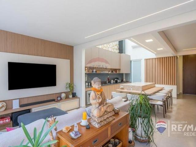 Casa Compacta e Moderna ao Lado do Colégio Porto Seguro – 3 Suítes e Muita Luz Natural!