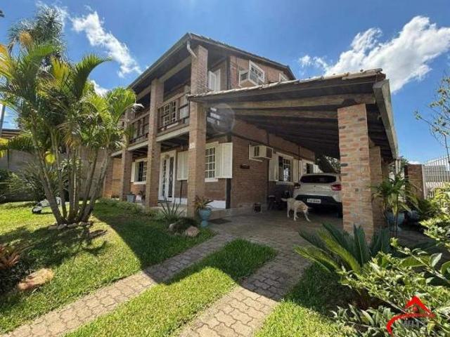 Residência de Luxo no Cantegril com 4 Dormitórios, 2 Suítes, Piscina e Espaço Go