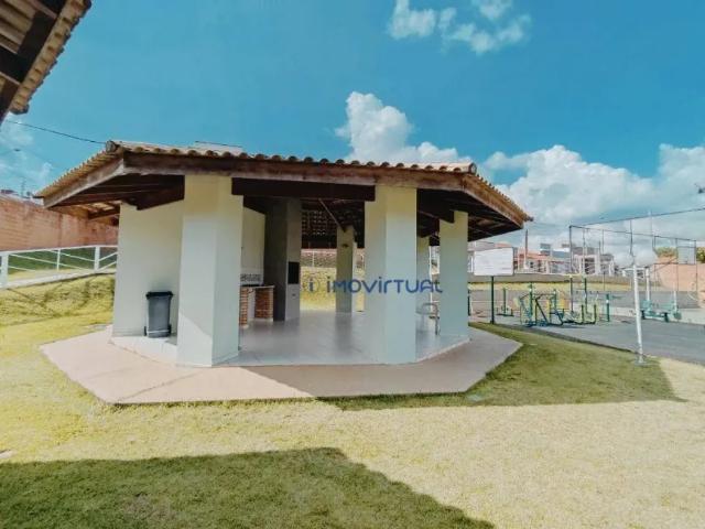 Casa completa com piscina em condomínio fechado