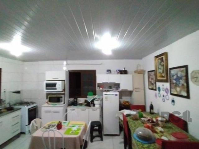 Casa composta de 3 dormitórios, amplo living, cozinha americana, banheiro social, área de serviço