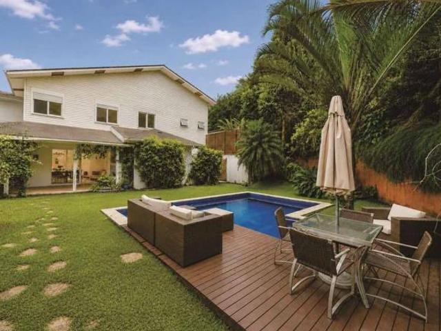 Casa Cond. Jardim das Paineiras na Granja Viana