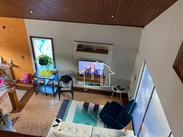 Casa condom fechado, um charmoso mezanino, 4 dorms amplos com planejados, quintal, suíte master, Urb