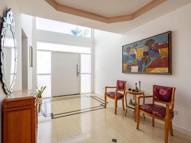 Casa Condominio, 5 suítes 1 suíte no terreo, gourmet com piscina, salas e lazer completo no Cond