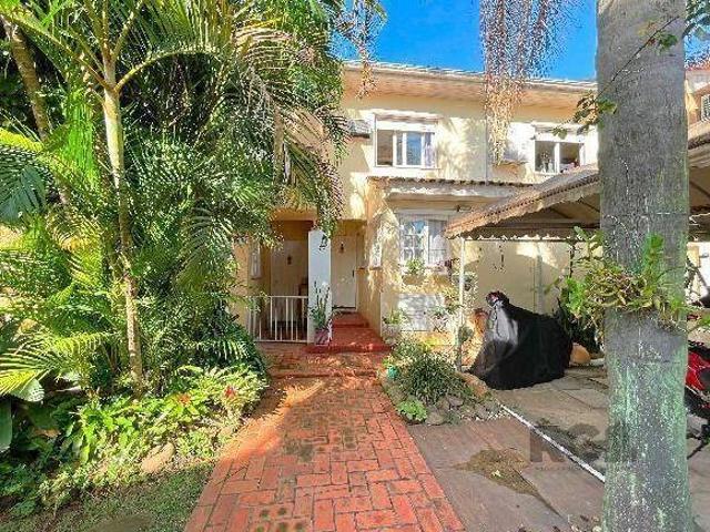 Casa Condominio em Porto Alegre, no bairro Tristeza, com 3 dormitório s, e 3 ba