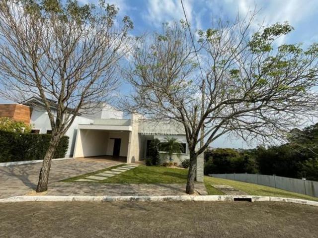 Casa Condominio fechado com ambientes integrados, 3 dormitórios com suite