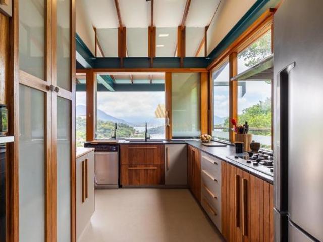 Casa condomínio fechado com vista panorâmica para serra e mar