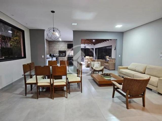 Casa condomínio horizontal de 200 m2, com 5 suítes. R$ 1.500.000,00. Chapada dos Guimarães MT