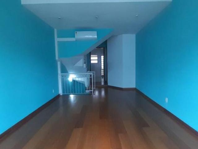 Casa condomínio sobrado 2 dormitórios 2 vagas garagem portaria 24h