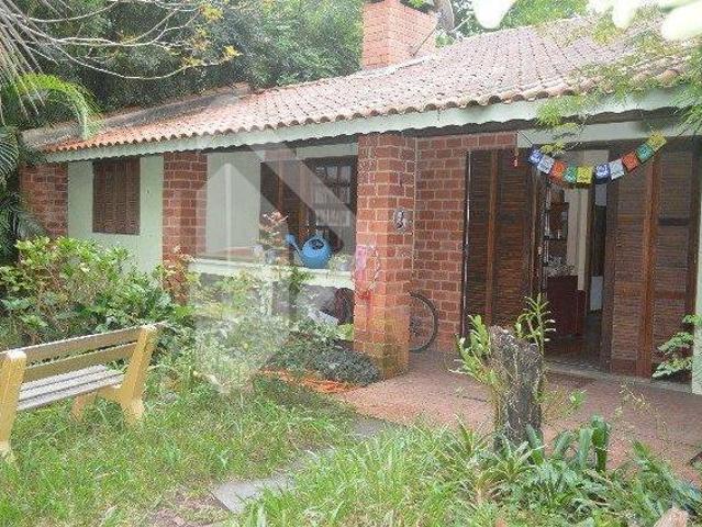 casa condomio tres quartos amplos garagem patio