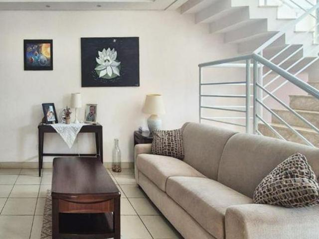 Casa Confortável à venda, 250 m², 3 dorms e 3 vagas em condominio