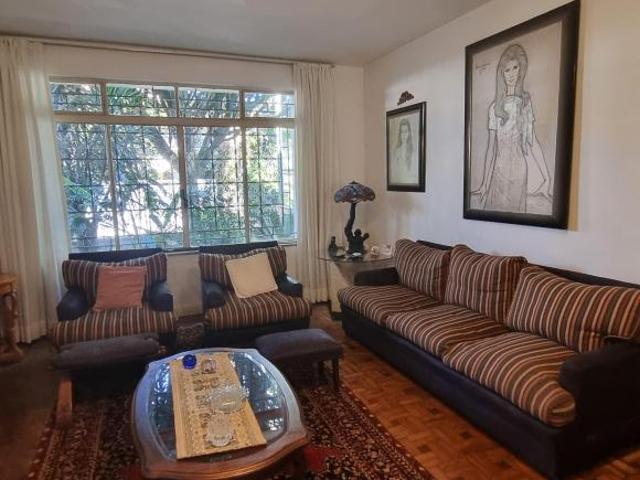 Casa confortável a venda com três dormitórios perto do metrô Ana Rosa
