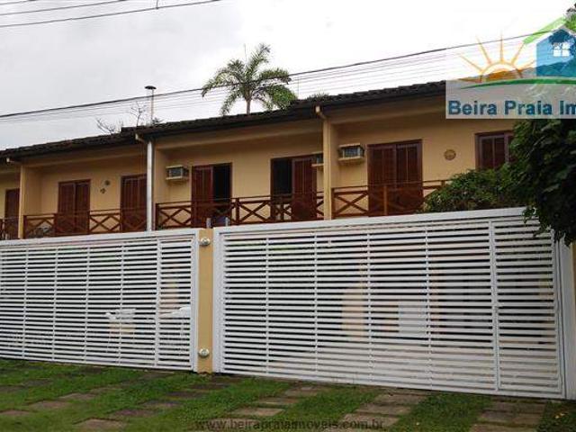 Casa confortável dentro de condômino com 4 dormitórios