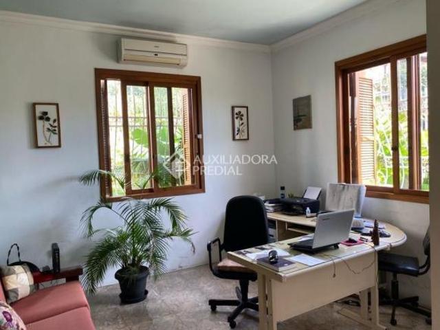 Casa confortável, terreno amplo!