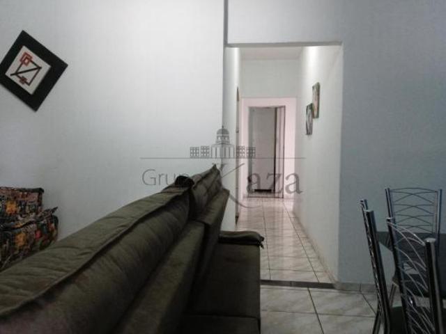 Casa Conjunto Residencial Trinta e Um de Março 5 Dormitórios 196m²