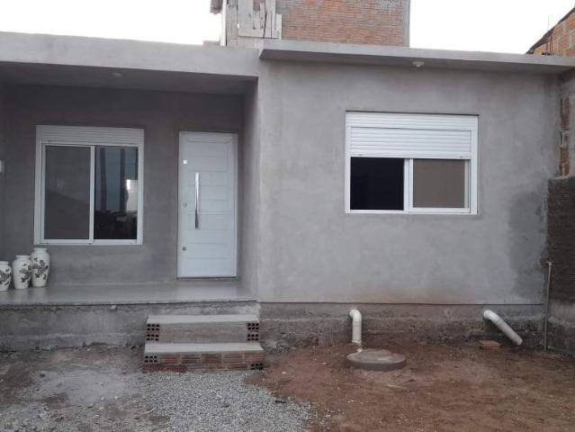 Casa constituída de sala e cozinha conjugadas