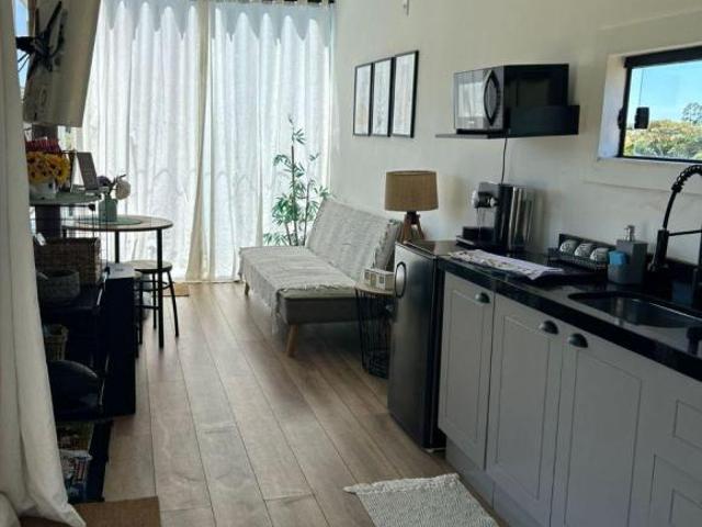 Casa Container Moderna com Paisagismo e Agenda Ativa no Airbnb
