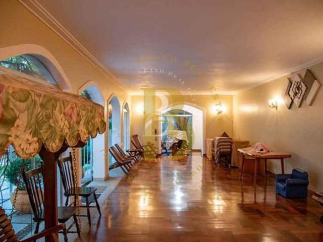 Casa contemporânea com acabamentos impecáveis no Jardim América