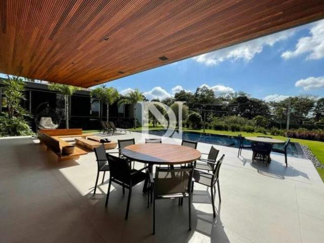 Casa Contemporânea com Privacidade e Sofisticação no Condomínio Terras de São José I