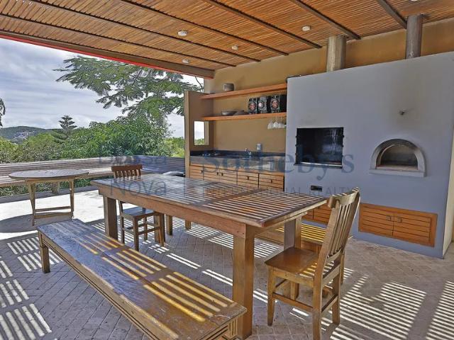 Casa contemporânea com vista para o mar