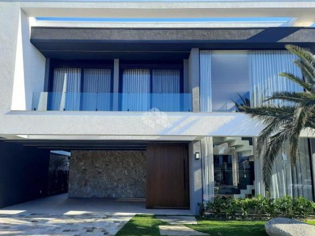 Casa contemporânea com 6 suítes a beira lago