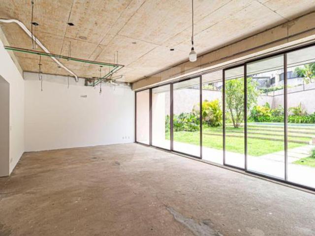Casa contemporânea à venda na Vila Madalena 730 m² 680 m² de terreno