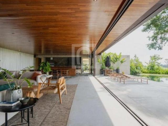 Casa Contemporânea à Venda na Fazenda Boa Vista