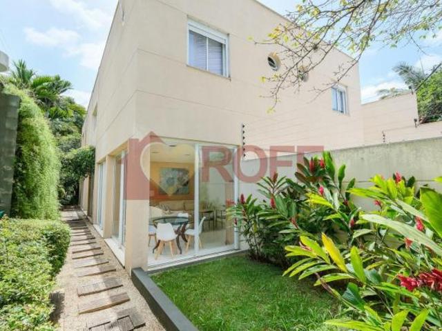 Casa Contemporânea de Alto Padrão com Piscina e Projeto Sofisticado na Vila Madalena