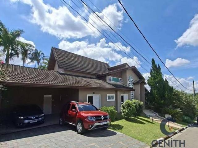 Casa Contemporânea em condomínio com 3 Suítes, Gourmet e Gramado Impecável