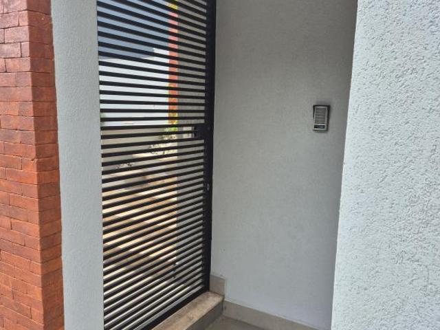 Casa contemporânea em área residencial central