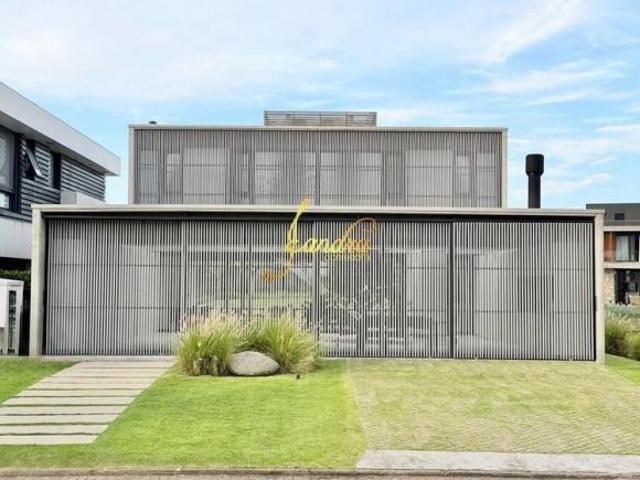 Casa contemporânea no condomínio Sense beira lago