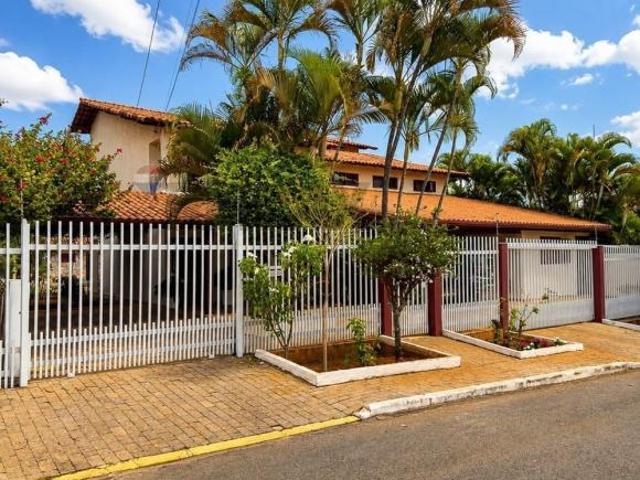 Casa contemporânea na SHIS QI 27 Conjunto 18