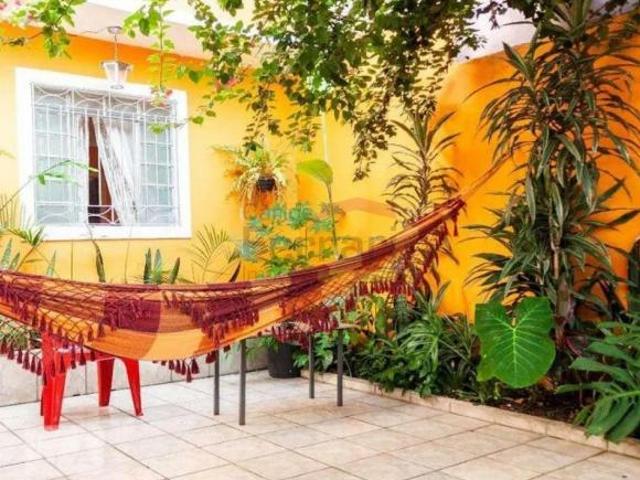 Casa contendo total de 5 dormitórios, 1 vaga de garagem na região de Vila Medeiros